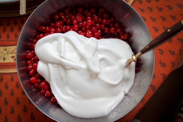 Currant Status: Ripe Red Currant Cake with Almond Meringue – Eat Me ...